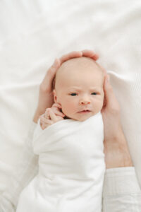 Natural Newborn Photography: A White Studio Approach - lauracardanphoto.com