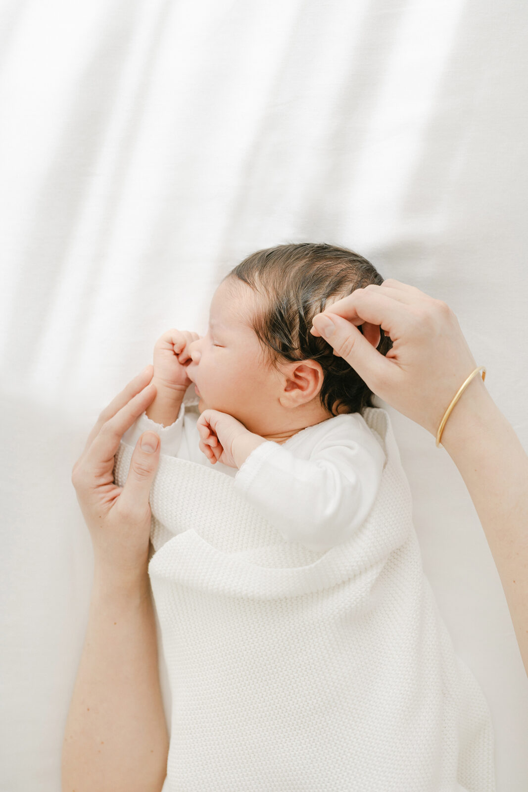 Natural Newborn Photography: A White Studio Approach - lauracardanphoto.com