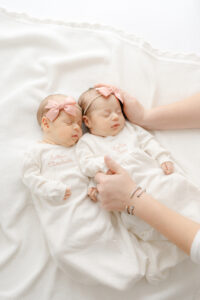 Natural Newborn Photography: A White Studio Approach - lauracardanphoto.com